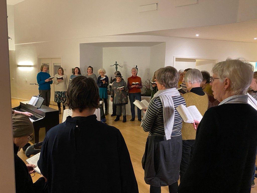 V.Skerninge Sangkor kom på besøg i går på HS til et privat arrangement ...